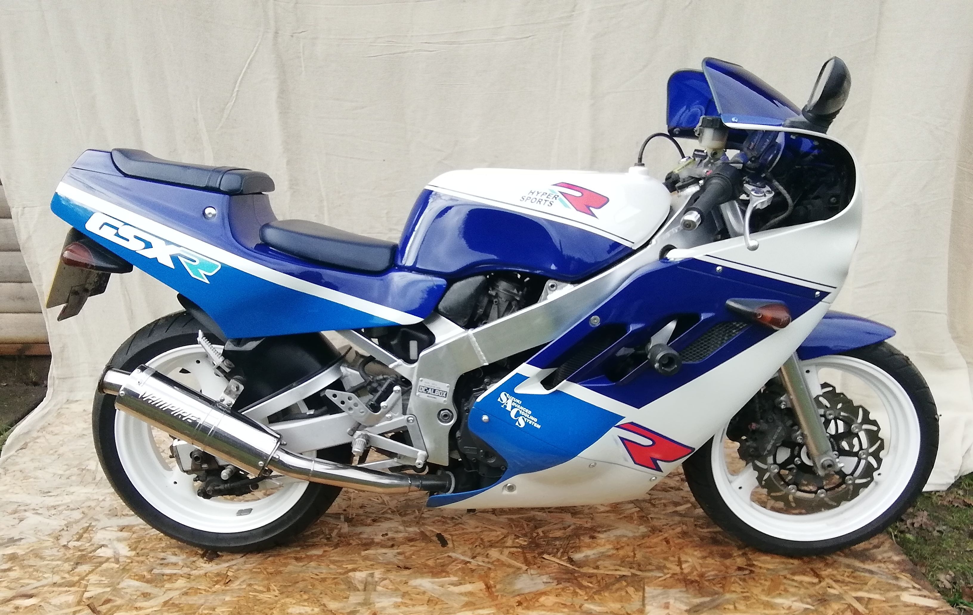 Bonhams Cars : c.1988 Suzuki GSX-R400 Frame no. GK73A 100736 Engine no. K707 100993
