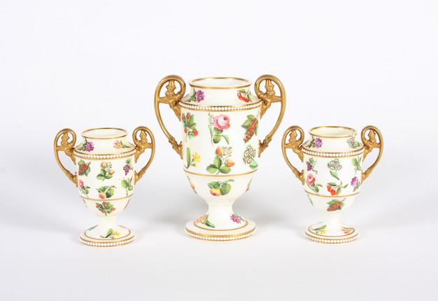 Bonhams : A garniture of three Spode twin-handled vases Circa 1820.