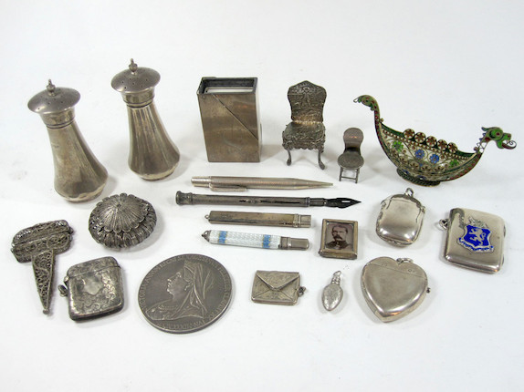 Bonhams : A collection of small silver items