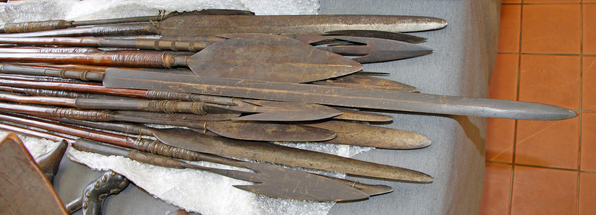 Bonhams : A collection of African weapons and ethnographica (lot)