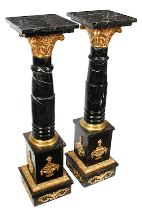 Bonhams : A pair of reproduction black marble pedestals