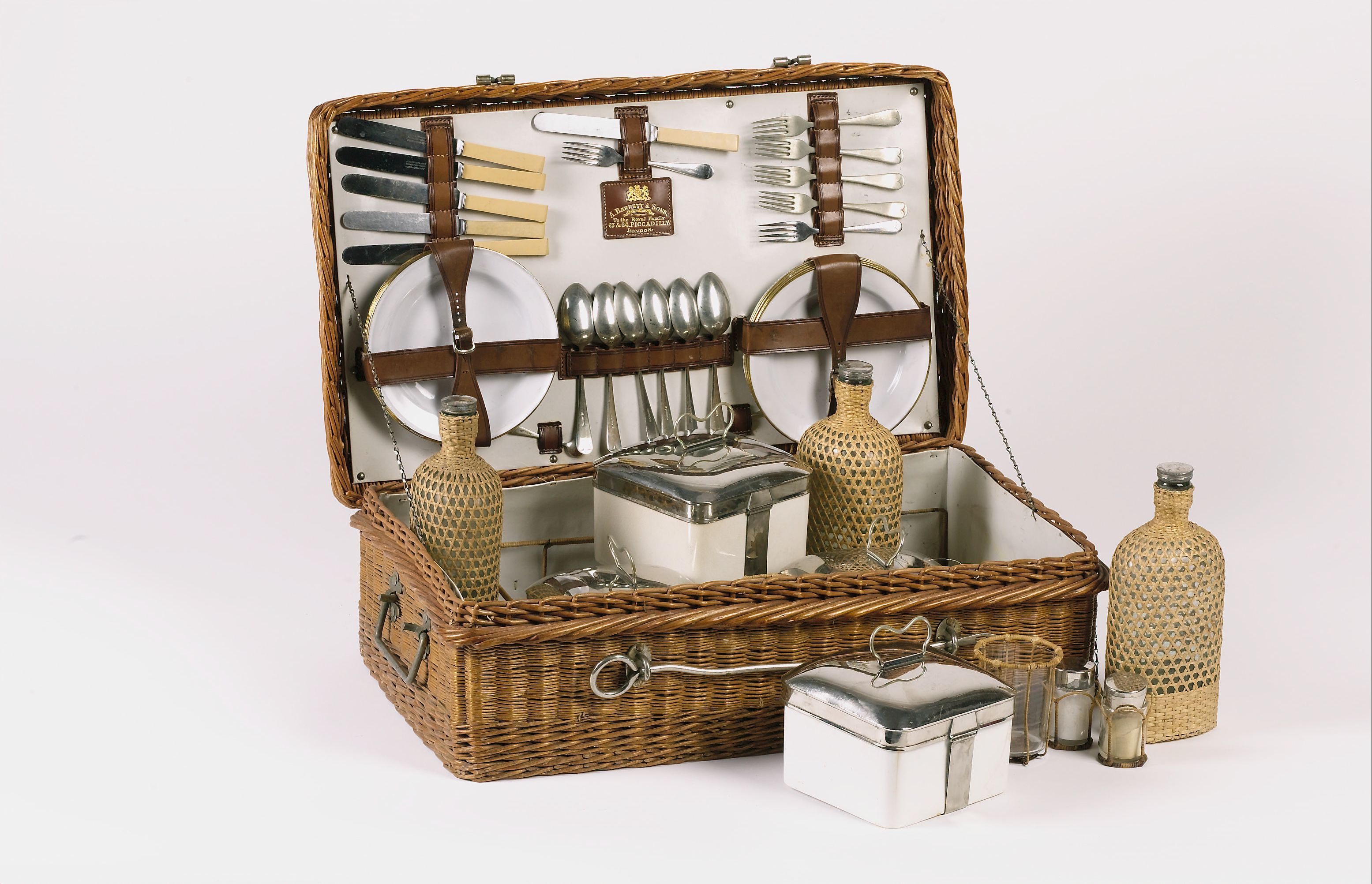 Bonhams Cars : Barrett & Sons of Piccadilly, a six person picnic set.
