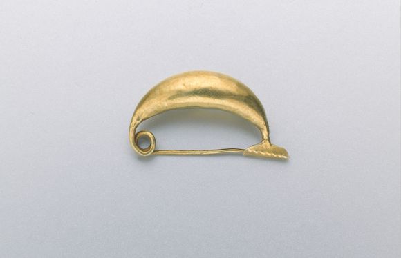 Bonhams : An Etruscan gold fibula Circa, 6th Century B.C.