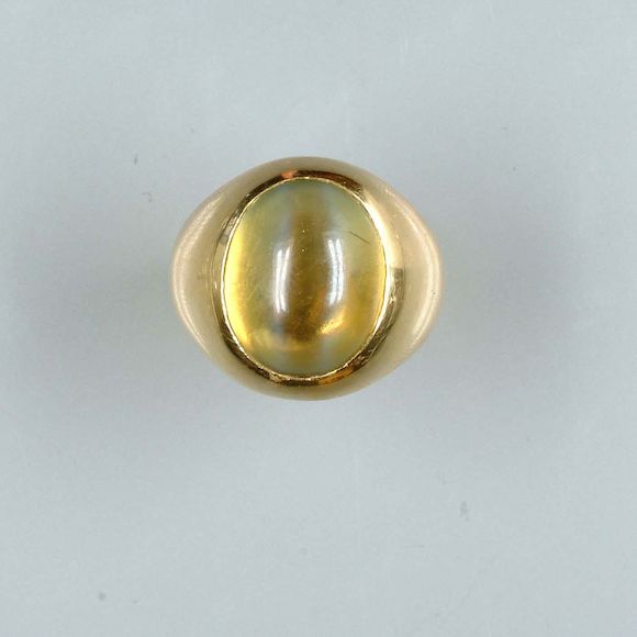 Bonhams : A chrysoberyl cat's eye ring,