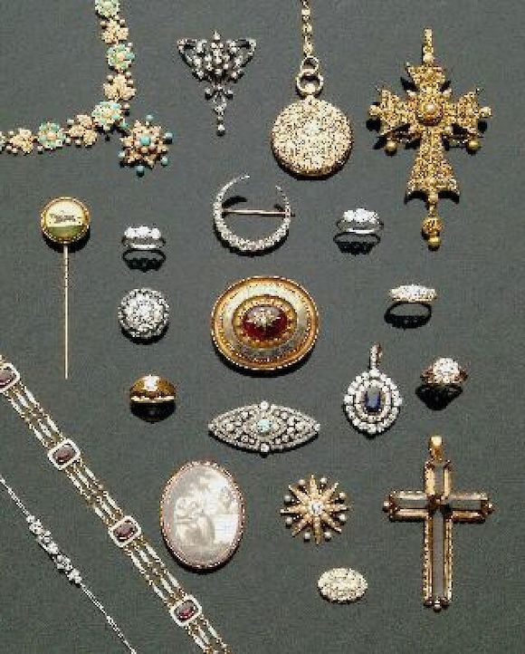 Bonhams : A mid Victorian target brooch