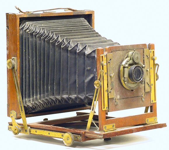 Bonhams : Field camera, a mahogany and brass English half plate field ...