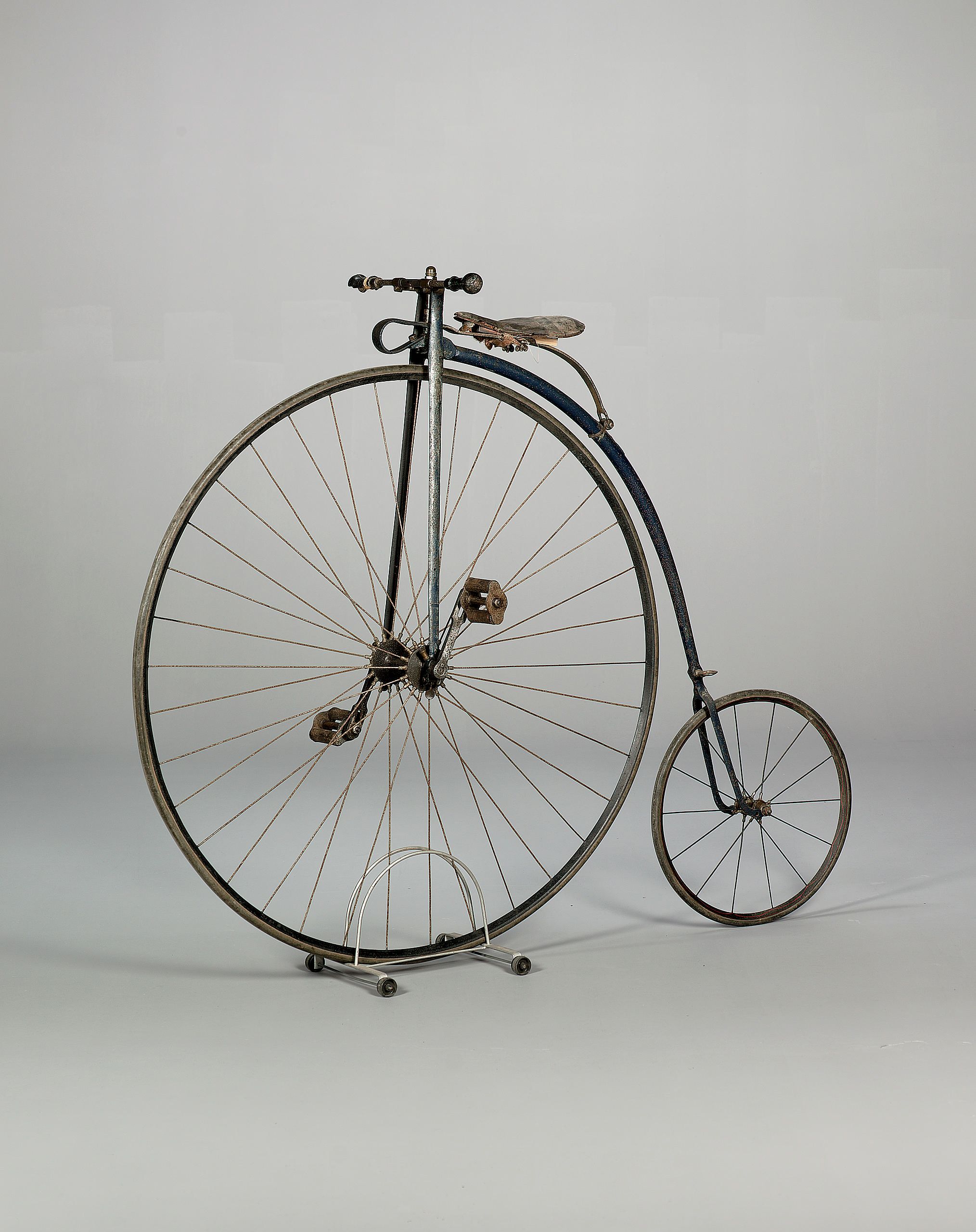 Bonhams Cars : A 48ins Singer 'Special Challenge' Ordinary bicycle, mid 1870s,