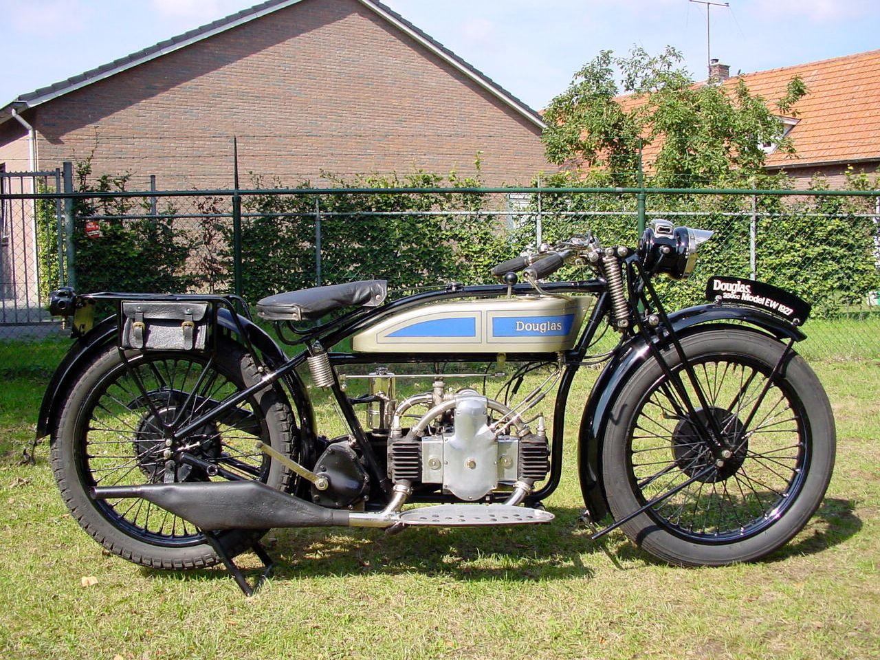 1927 Douglas 348cc EW Frame no. 17587 Engine no. YE 188900 - auctions ...