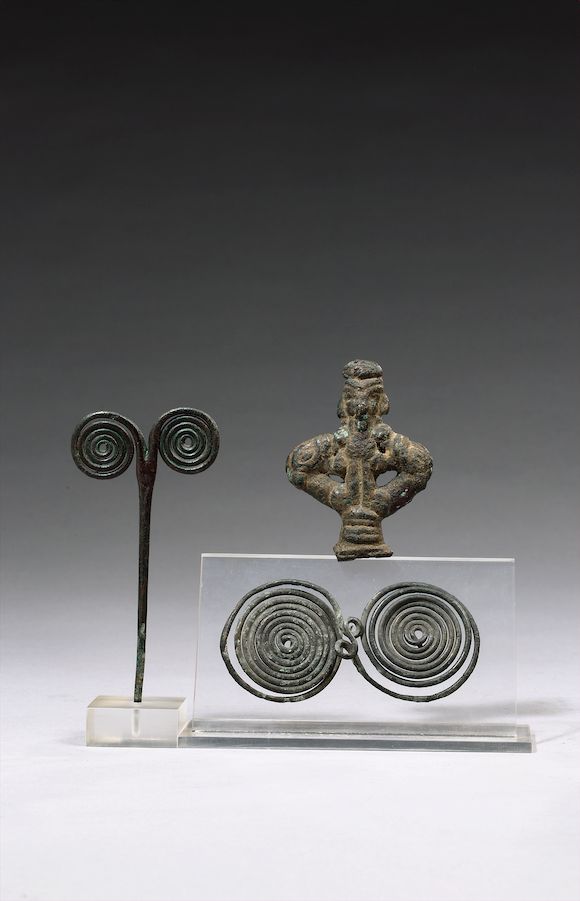 Bonhams : A Geometric bronze spectacle fibula 3