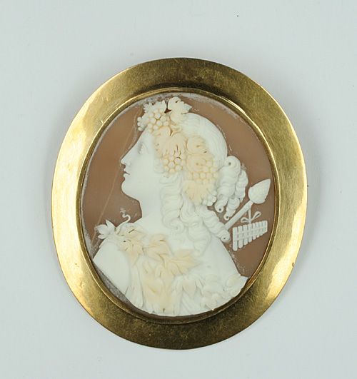 Bonhams : A large Victorian oval shell cameo brooch/pendant