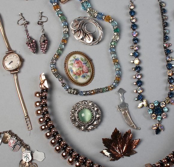 Bonhams : A quantity of assorted jewels (a lot)
