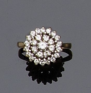 Bonhams : A diamond target cluster ring