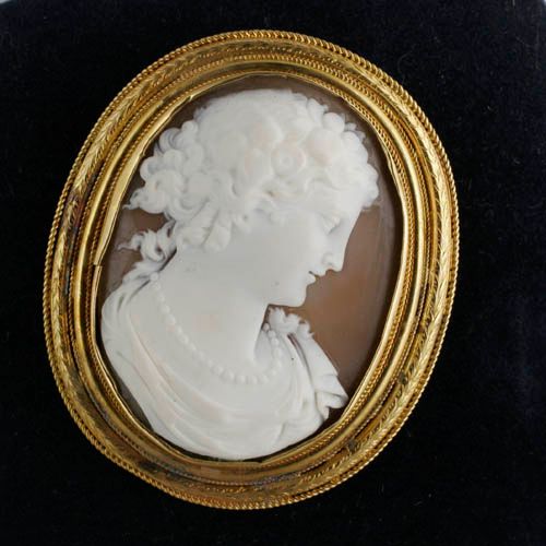 Bonhams : A Victorian oval shell cameo brooch,