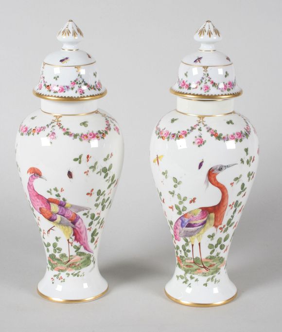 Bonhams : A pair of Samson Chelsea style vases and covers