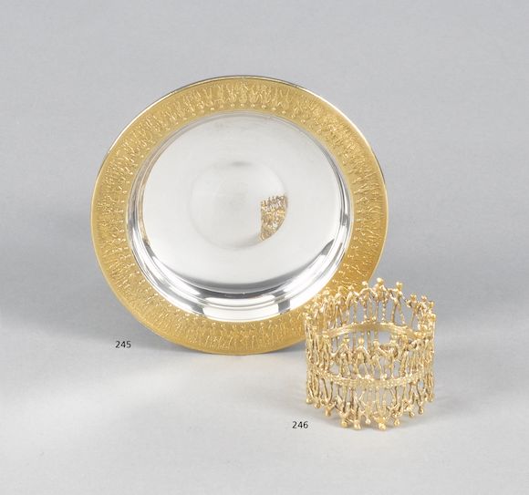 Bonhams : STUART DEVLIN : A silver-gilt figured napkin ring, London ...