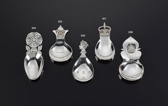 Bonhams : ROBERT EDGAR STONE : A modern silver caddy spoon, London 1960 ...