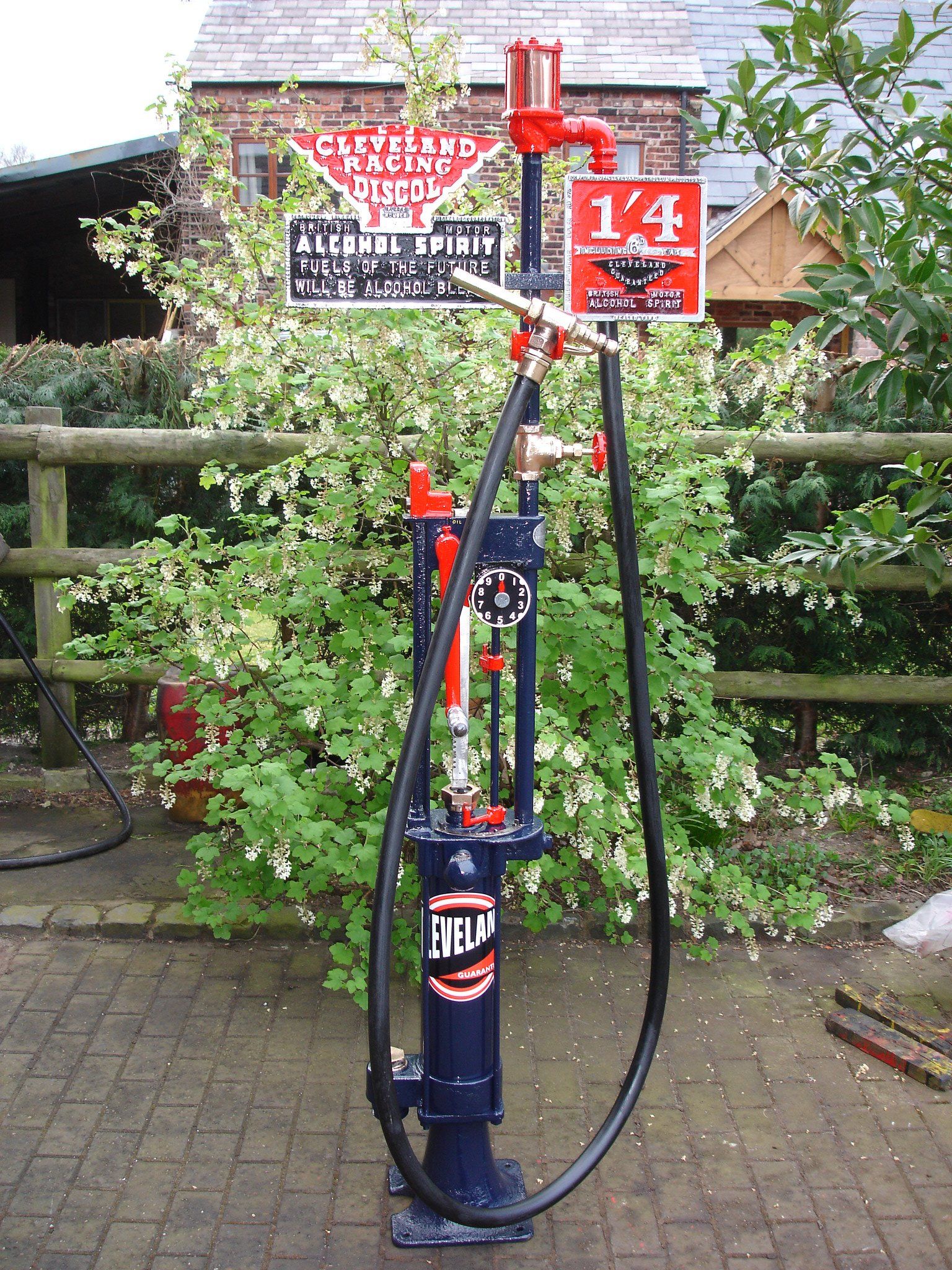 Bonhams Cars : A Bowser hand-operated petrolpump in Cleveland livery,