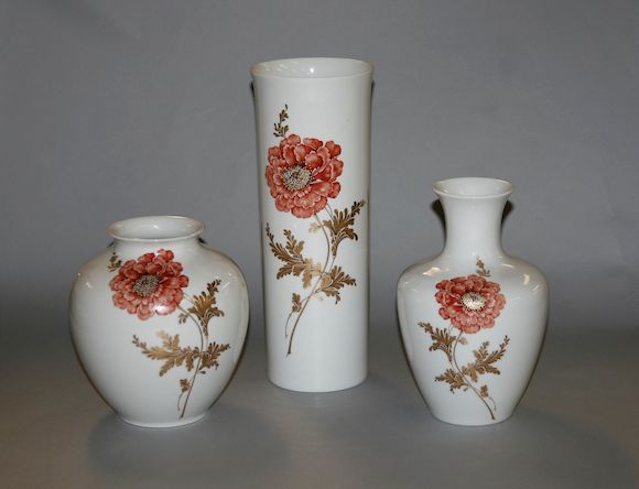 Bonhams : Three Kaiser porcelain vases 20th century,