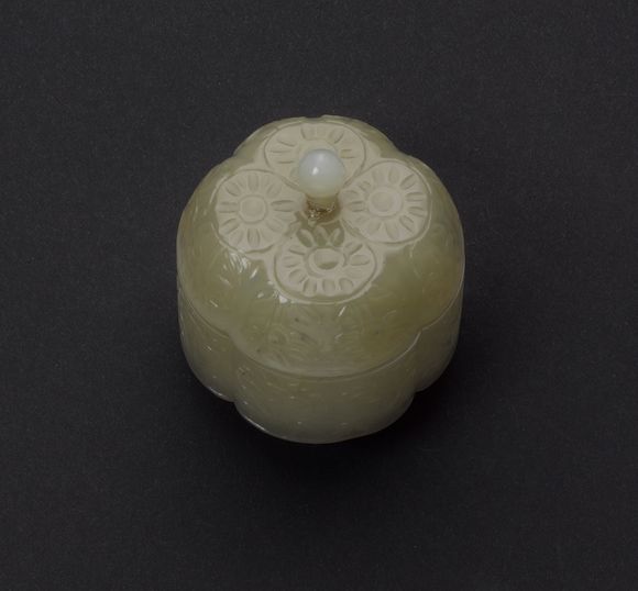 Bonhams : A Mughal jade box and cover of quatrefoil form with knop finial;