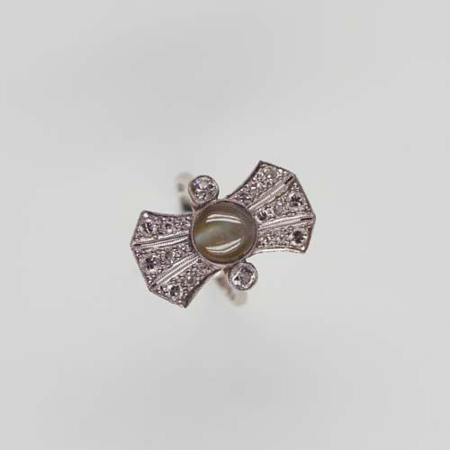 Bonhams : A cat's eye and diamond panel ring