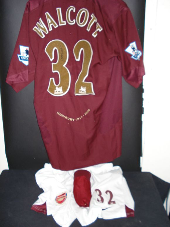 Bonhams : Theo Walcott Arsenal full home kit
