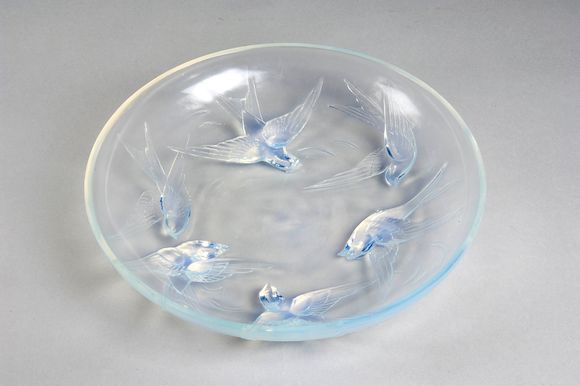 Bonhams : A Sabino opalescent glass dish