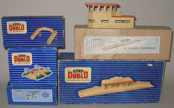 Bonhams : Hornby Dublo a collection of various accessories qty