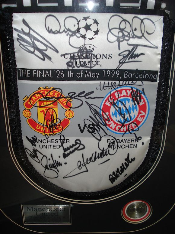 Bonhams : Manchester United treble team signed pennant