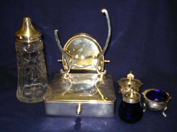 Bonhams : A trinket box