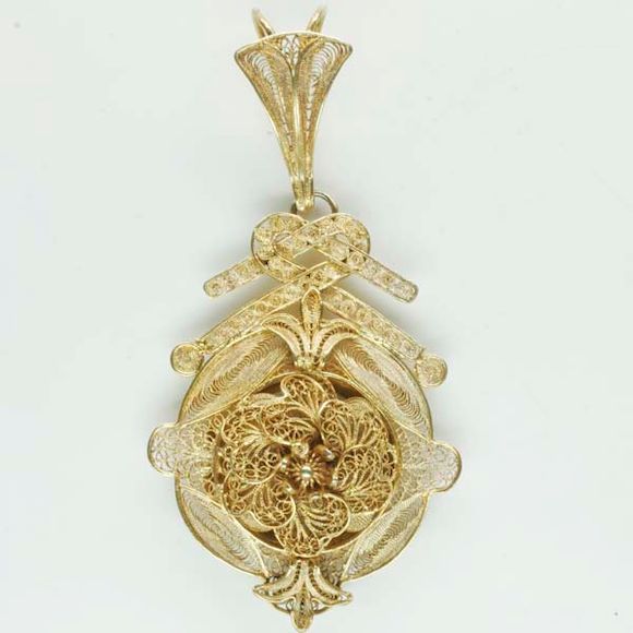 Bonhams : A filigree pendant,