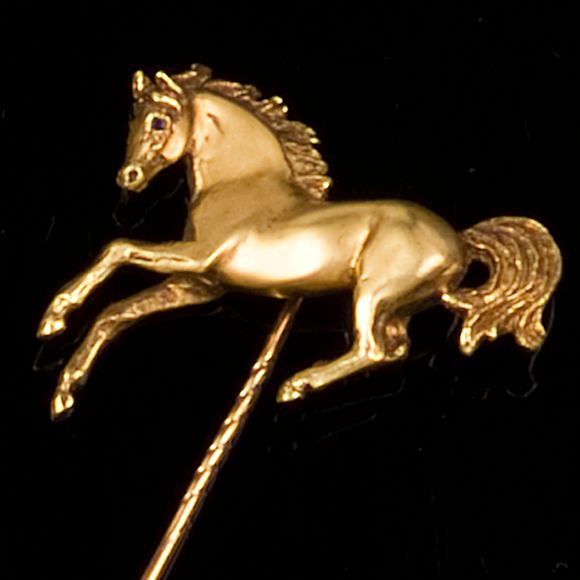 Bonhams : An 18 ct gold horse dress pin (2)