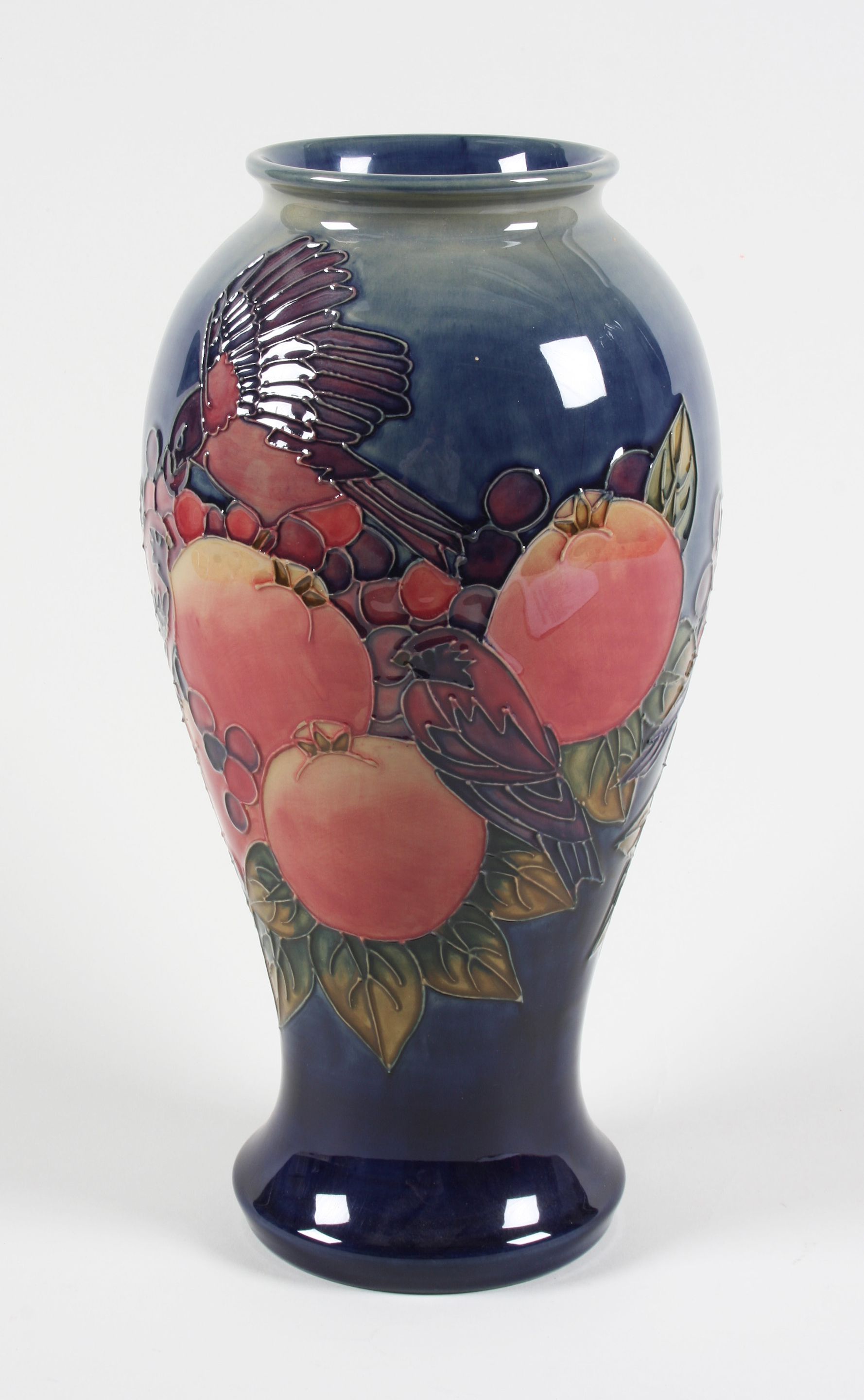 A contemporary Walter Moorcroft 'Finches' vase - Auktionen & Preisarchiv