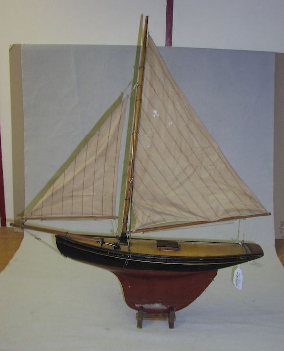 Bonhams : A small straight line pond yacht 26x5.5x28in(66x14x71cm)