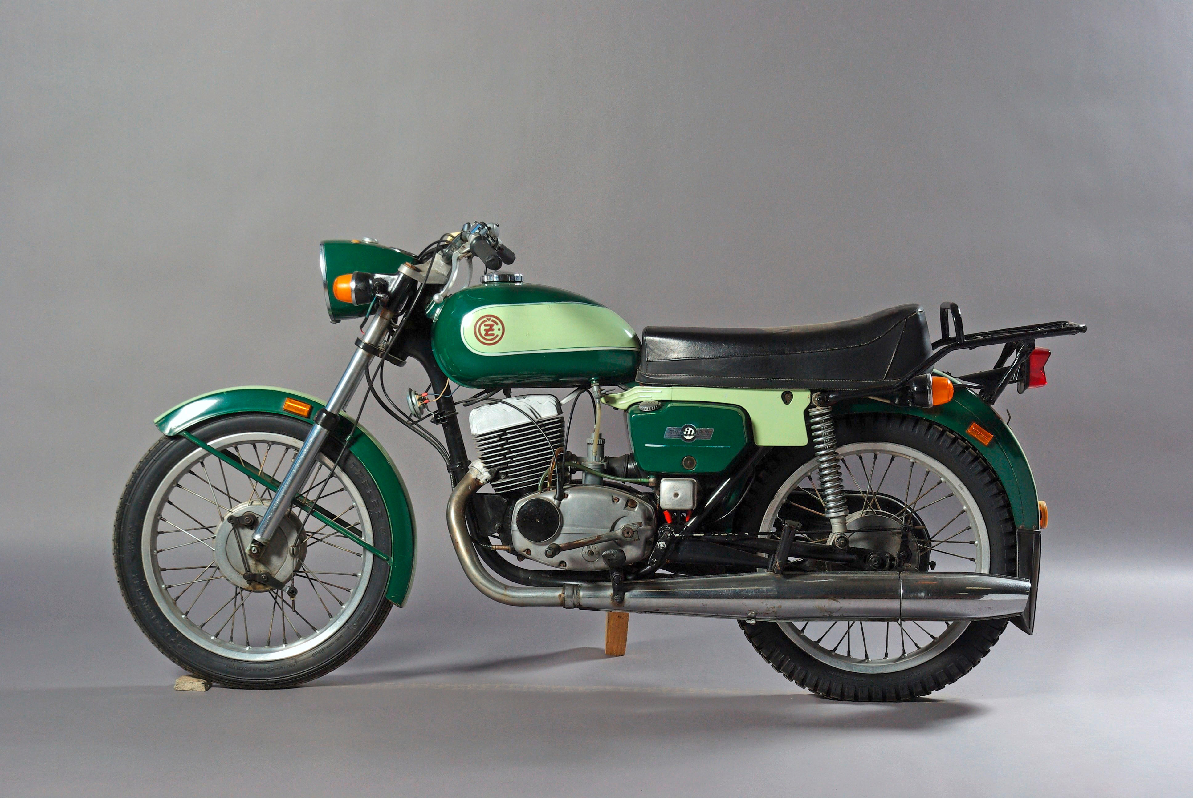 Bonhams Cars : 1962 CZ 175cc Frame no. 0551 Engine no. 72928