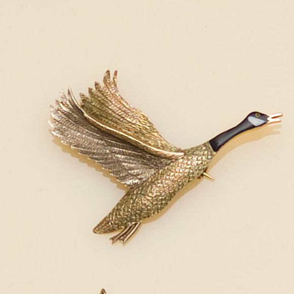 Bonhams : A 9ct gold enamel goose brooch