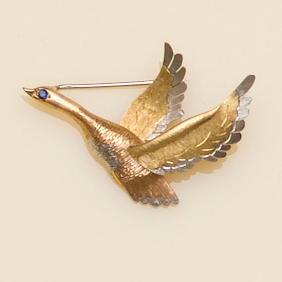 Bonhams : An 18ct gold goose brooch