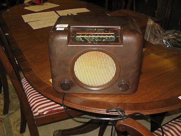Bonhams : An early Bush bakelite cased value radio