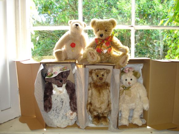 Bonhams : Eight 'Bartons Creek collection' limited edition Teddy bears 8