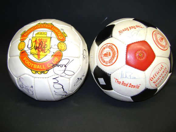 Bonhams : Manchester United hand signed footballs