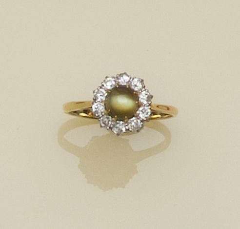 Bonhams : A chrysoberyl cat's eye and diamond cluster ring