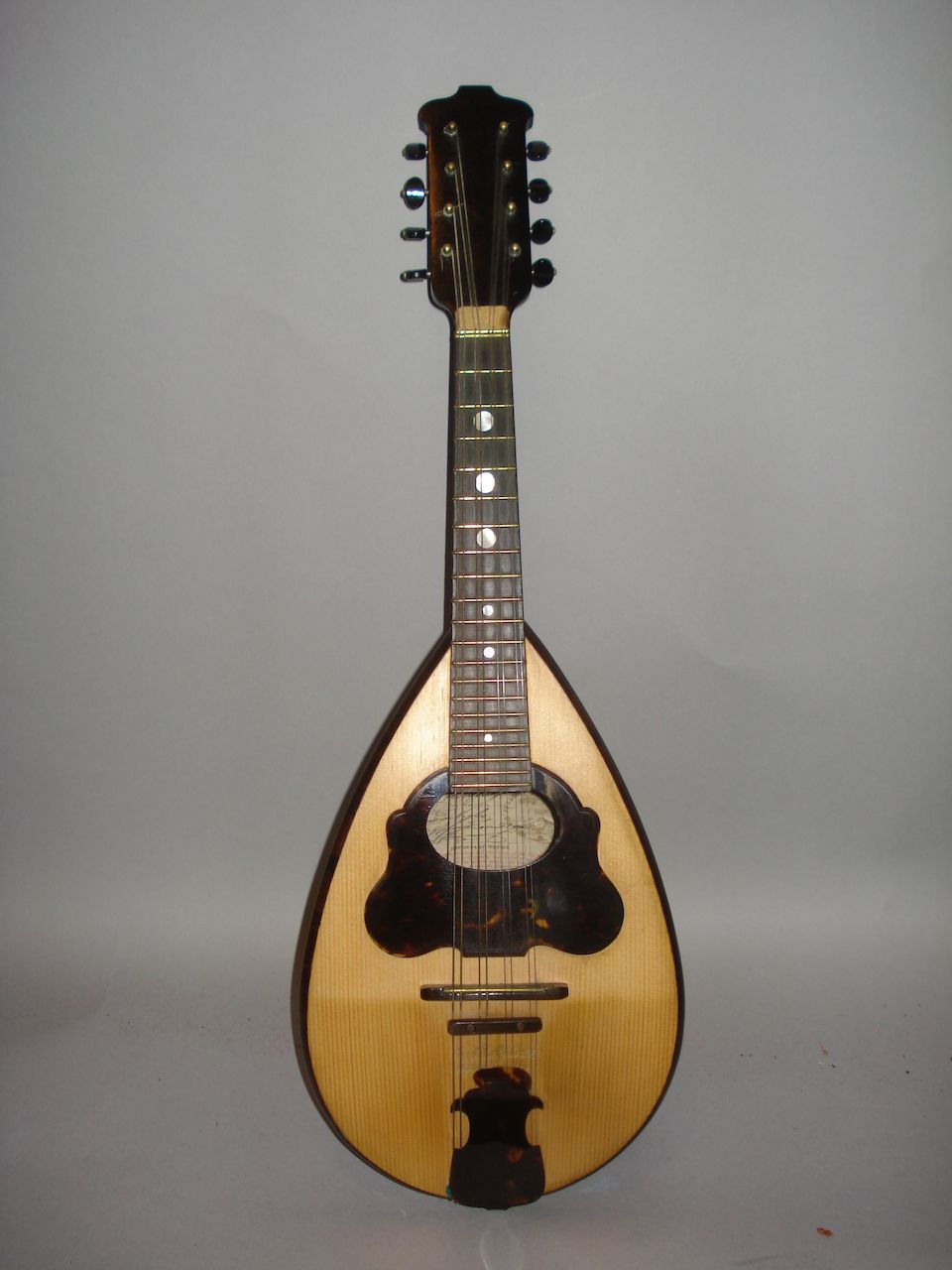 Bonhams : A Neapolitan Mandolin by Antonius Vinaccia, 1788 (2)