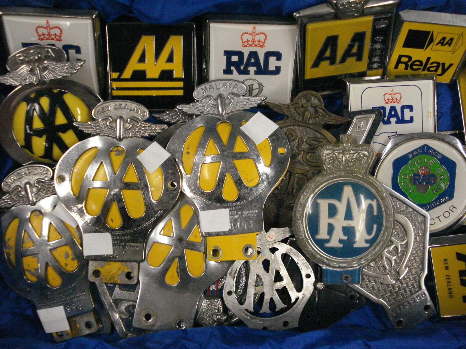 Bonhams Cars : Assorted AA and RAC badges,