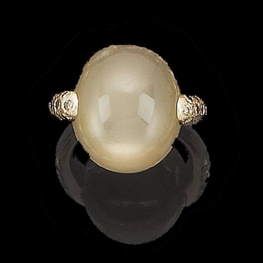 Bonhams : A quartz cat's eye and diamond ring