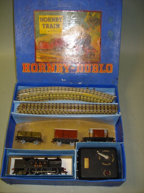 Bonhams : Hornby Dublo EDG7 LNER Tank Goods set
