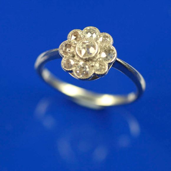 Bonhams : A diamond cluster ring