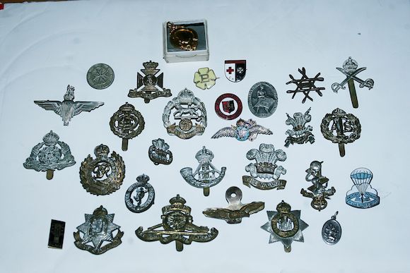 Bonhams : A small group of cap badges