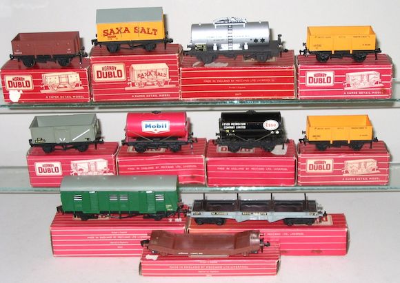 Bonhams : Hornby Dublo 11 wagons in red boxes