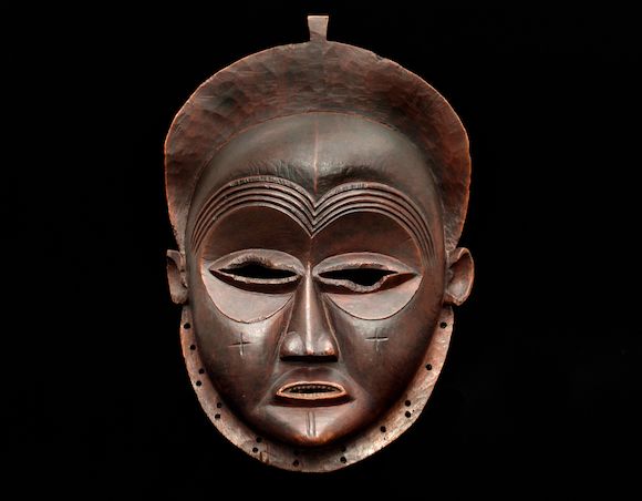 Bonhams : A Mbunda sachihongo mask, Zambia/Angola 42cm high