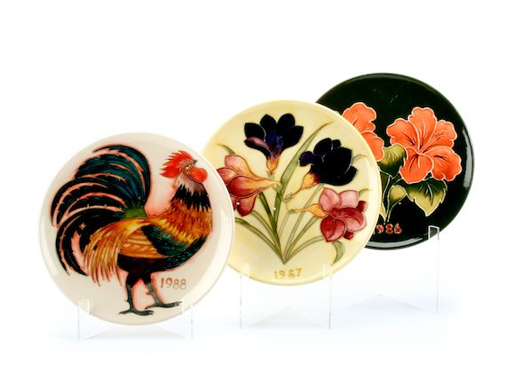 Bonhams : Three limited edition Moorcroft year plates 1986-1988