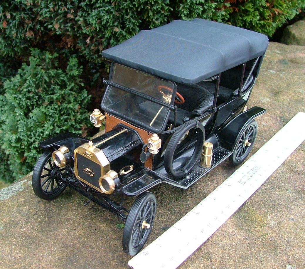 Bonhams Cars : A scale model of a Model T Ford, by Franklin Mint,